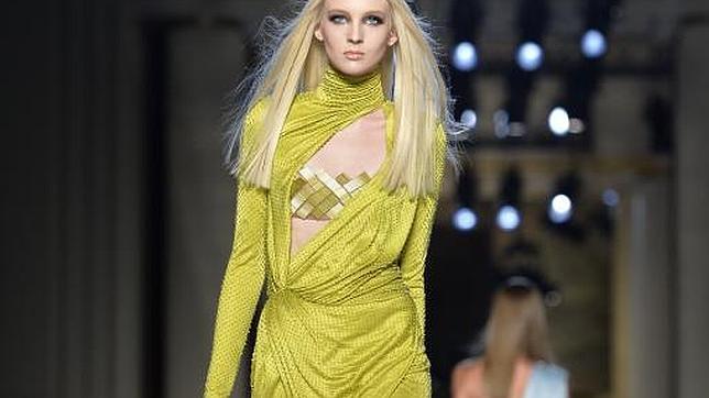 Los 5 detalles del look Versace
