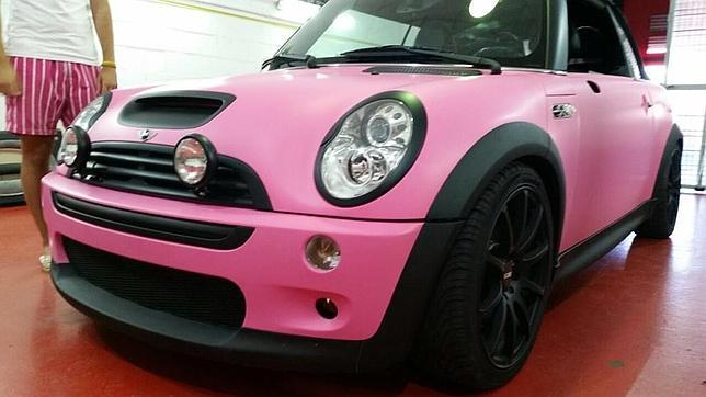 El Mini rosa que Guti le ha «tuneado» a su novia Romina Belluscio