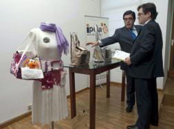 Presentan cinco prendas que usan la energía solar para cargar el móvil ...