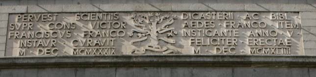 El CSIC ordena borrar de sus fachadas las alusiones a Franco