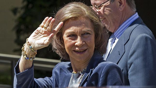 La Reina confirma que el Rey evoluciona «fenomenal y va a salir pronto»