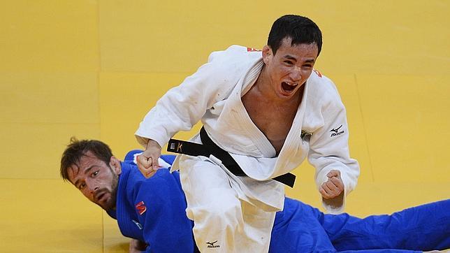 Felipe Kitadai rompe su medalla de bronce en la ducha