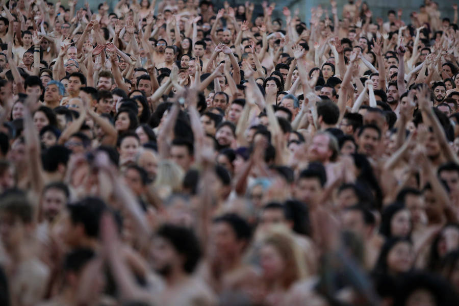 Tunick desnuda a una multitud en la plaza Bolívar de Bogotá