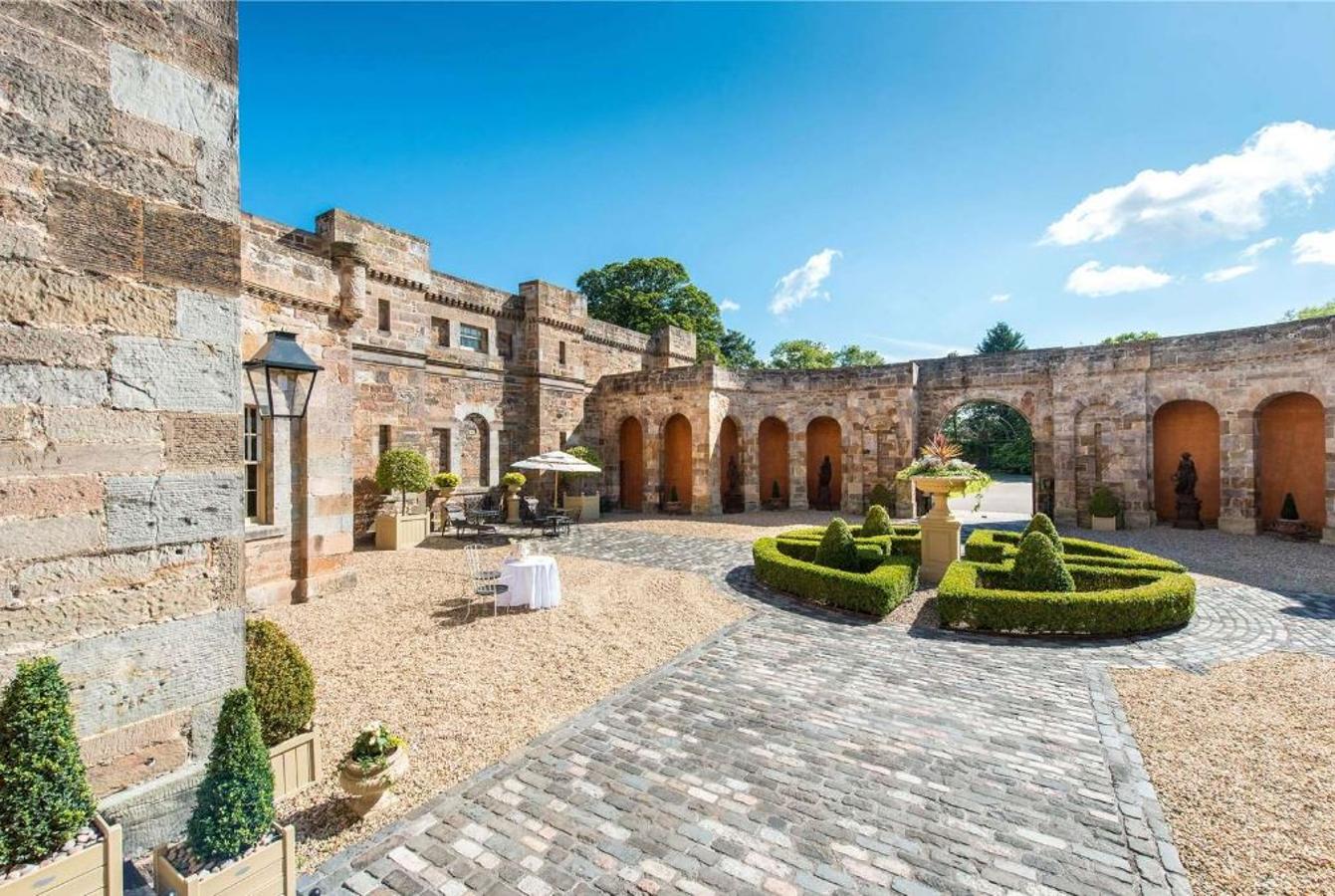 Entramos en el castillo más caro y lujoso de Escocia: a la venta por 9 ...