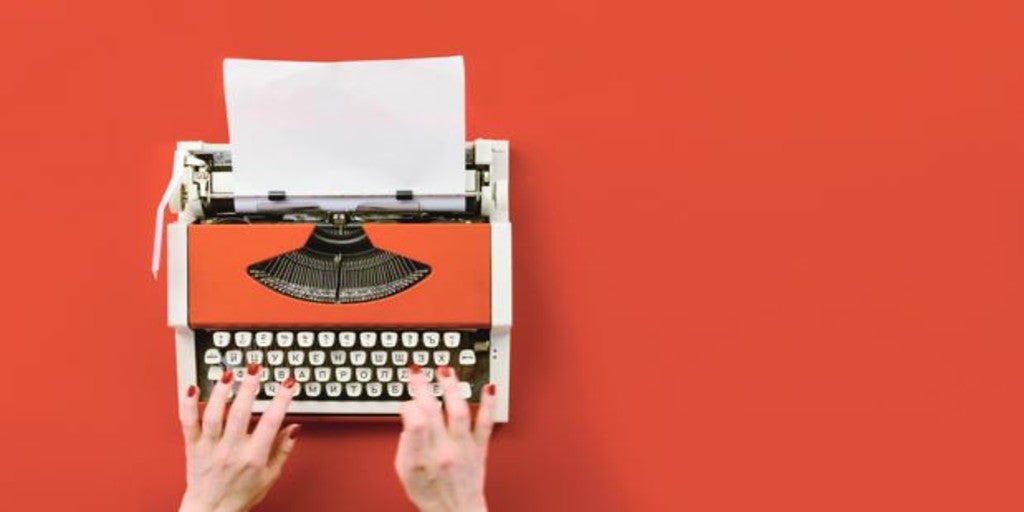 «Escribir es un refugio, un espacio para decir lo que no podemos decir ...