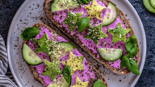 Seis recetas de tostadas originales con ingredientes que no esperas