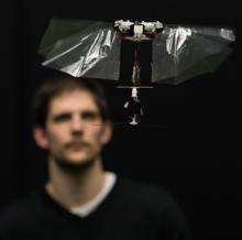 Crean un impresionante robot volador que maniobra como una mosca