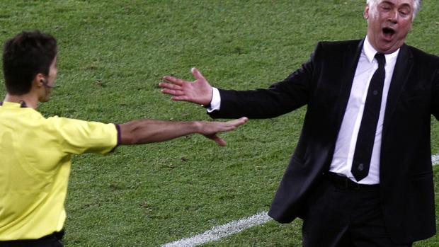 La FIFA prueba los árbitros asistentes de vídeo