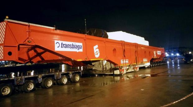 El «megatráiler» de 100 metros adelanta su hora de partida hacia Navarra