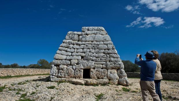 Aparece lleno de pintadas el monumento prehistórico más importante de ...