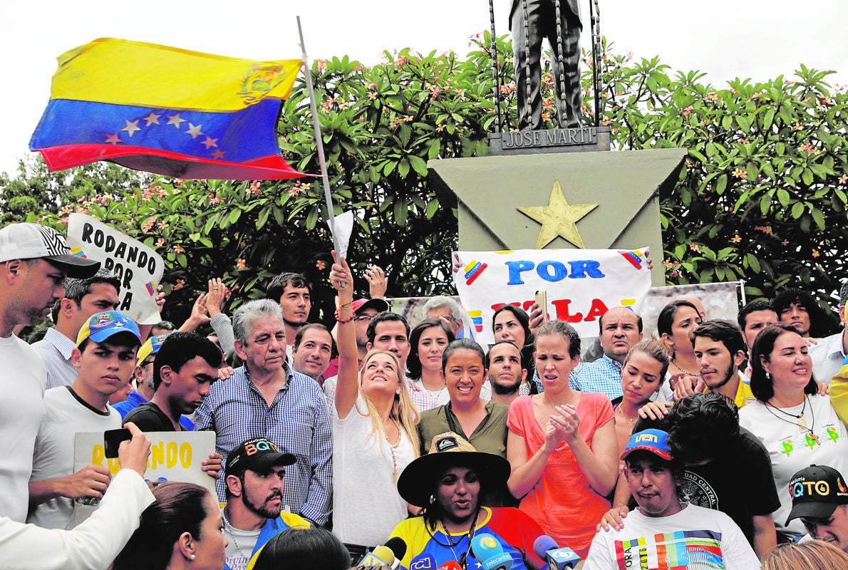 La oposición desafía hoy al chavismo con una marcha histórica y ...